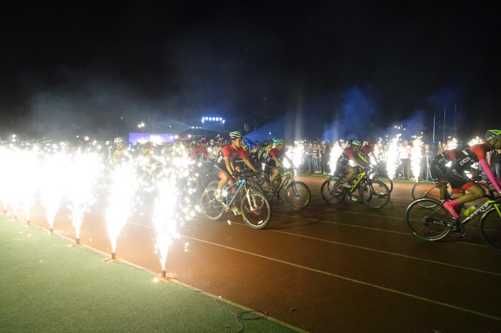 【乐在桂工】我院积极参与学校“荧光达人秀”活动-土木学院（新）